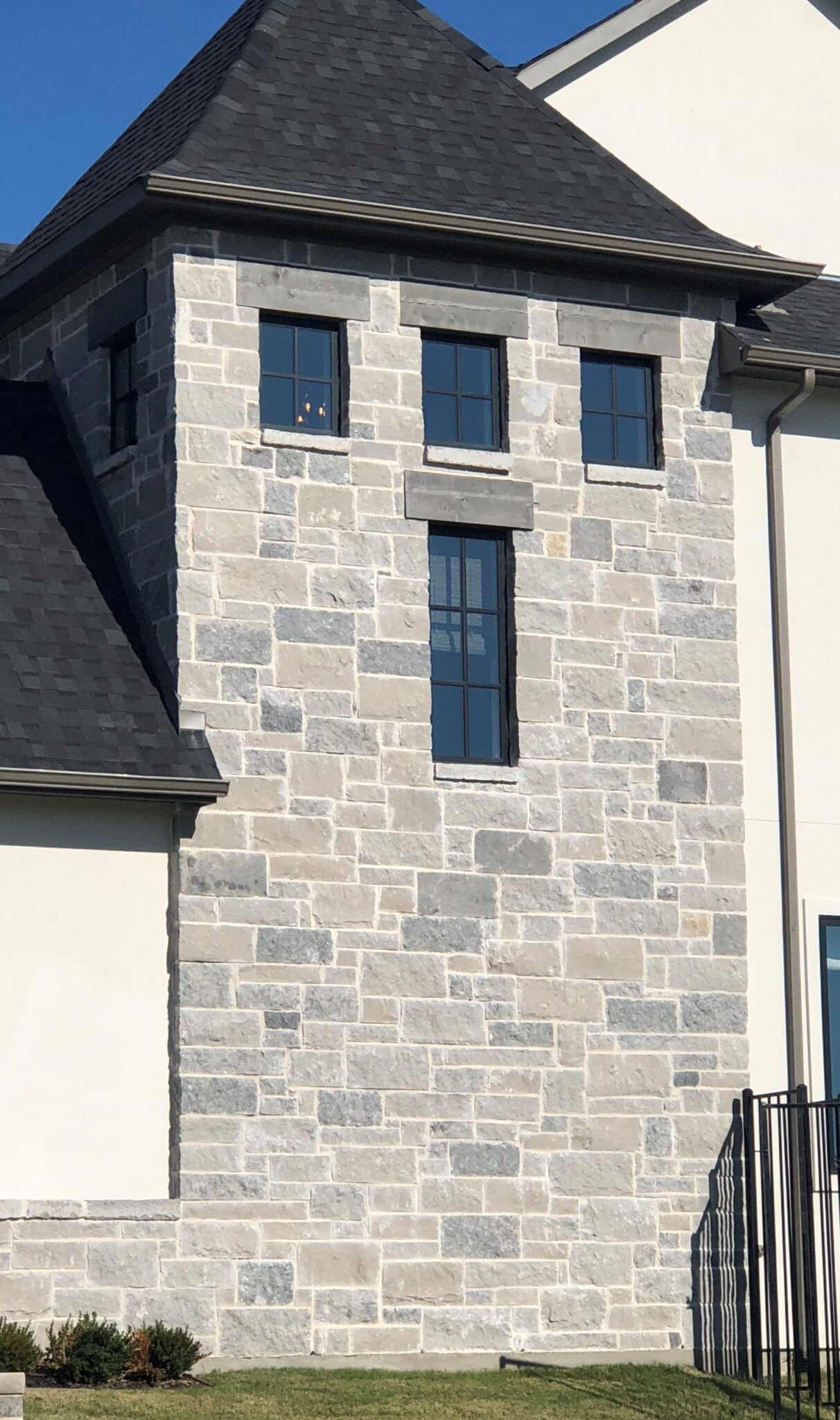 Lueders Charcoal Sawn Chopped Limestone - Rock Materials